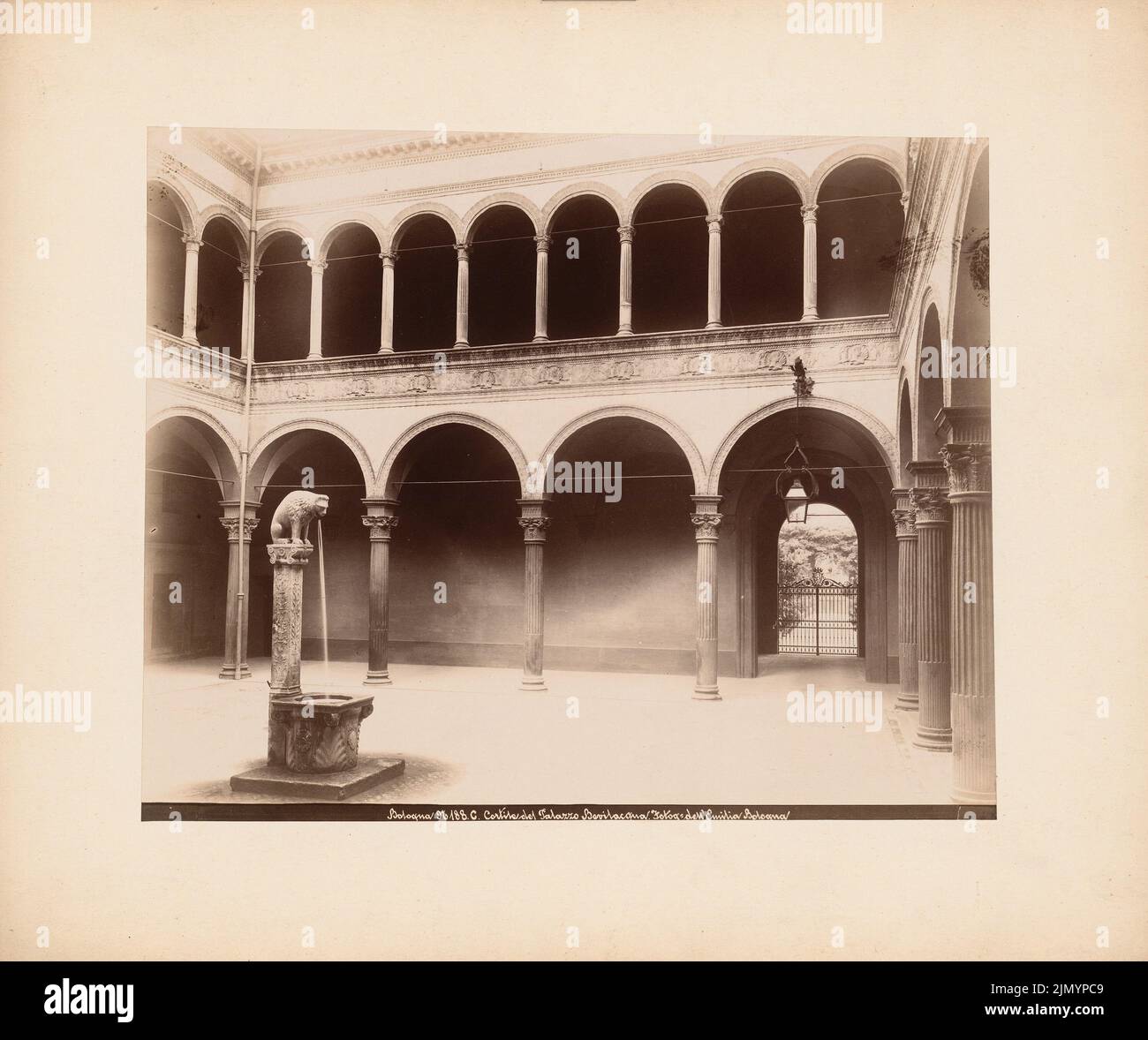 Brunnen innen hi-res stock photography and images - Alamy