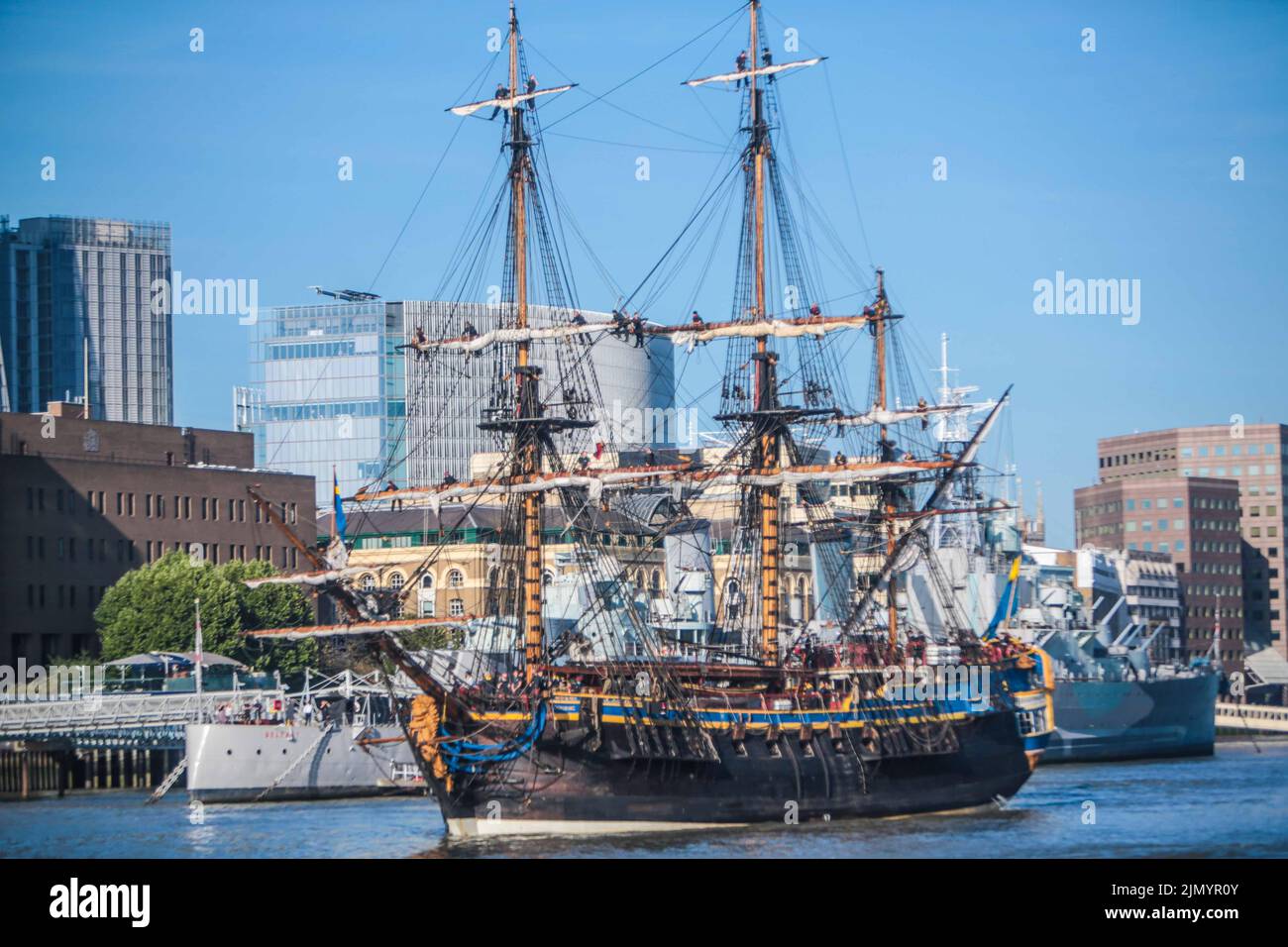 Tall ship trough tower bridge hi-res stock photography and images - Alamy