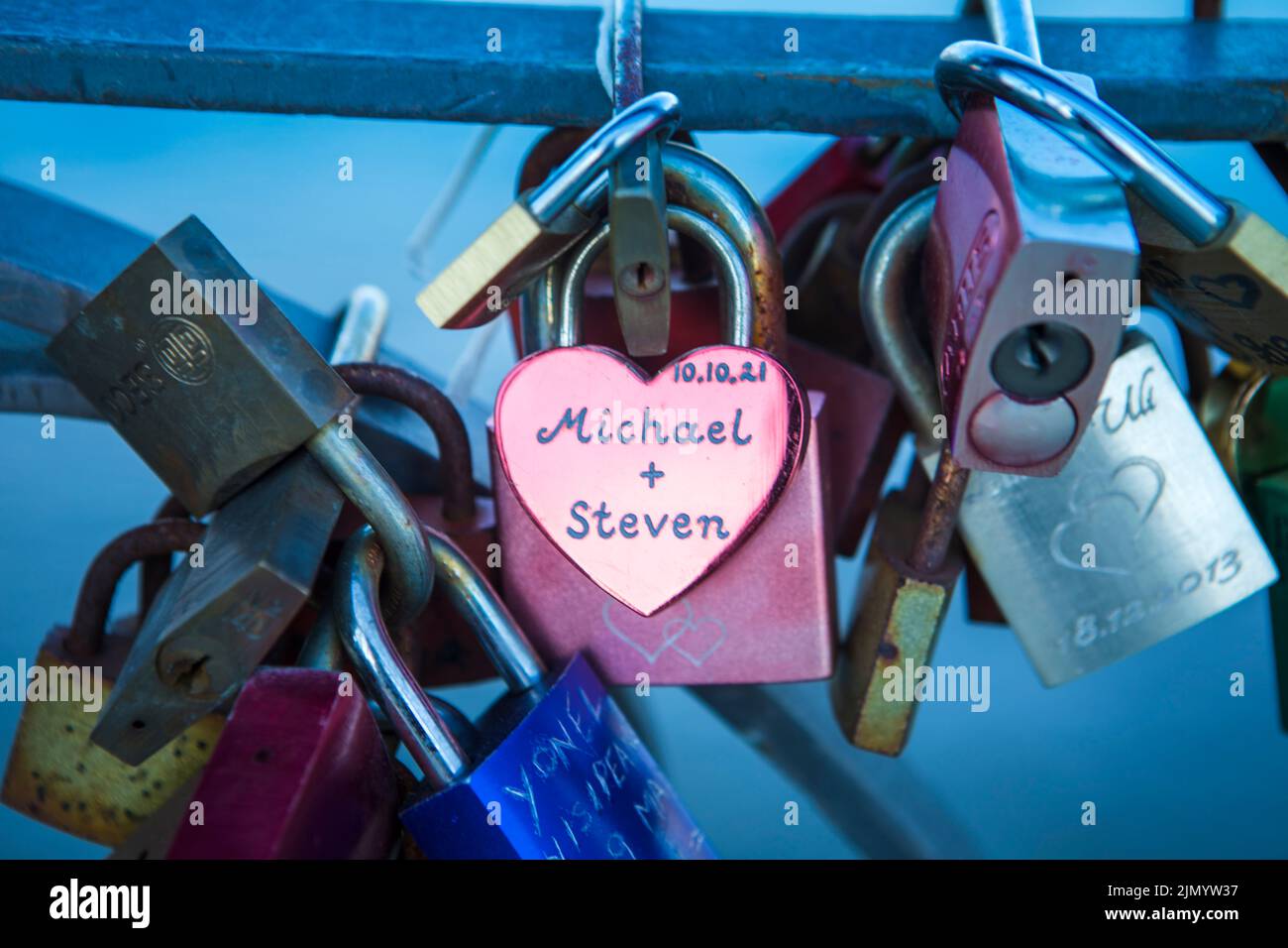 Frankfurt am Main, Deutschland. LOVERS LOCKS ATTACHET TO THE IRON ...