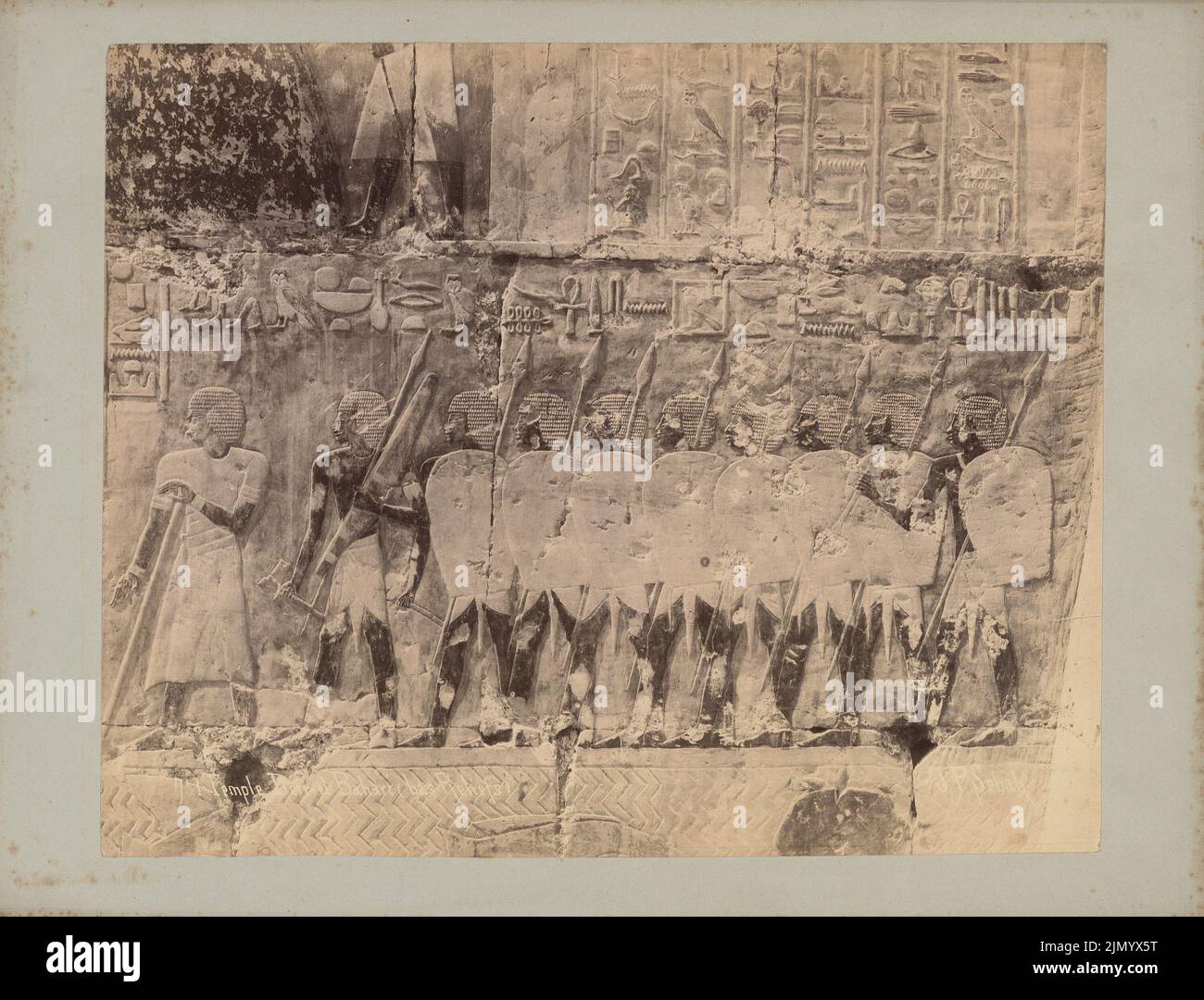 Ansicht detail bas relief schwarze krieger mit schilden hi-res stock ...