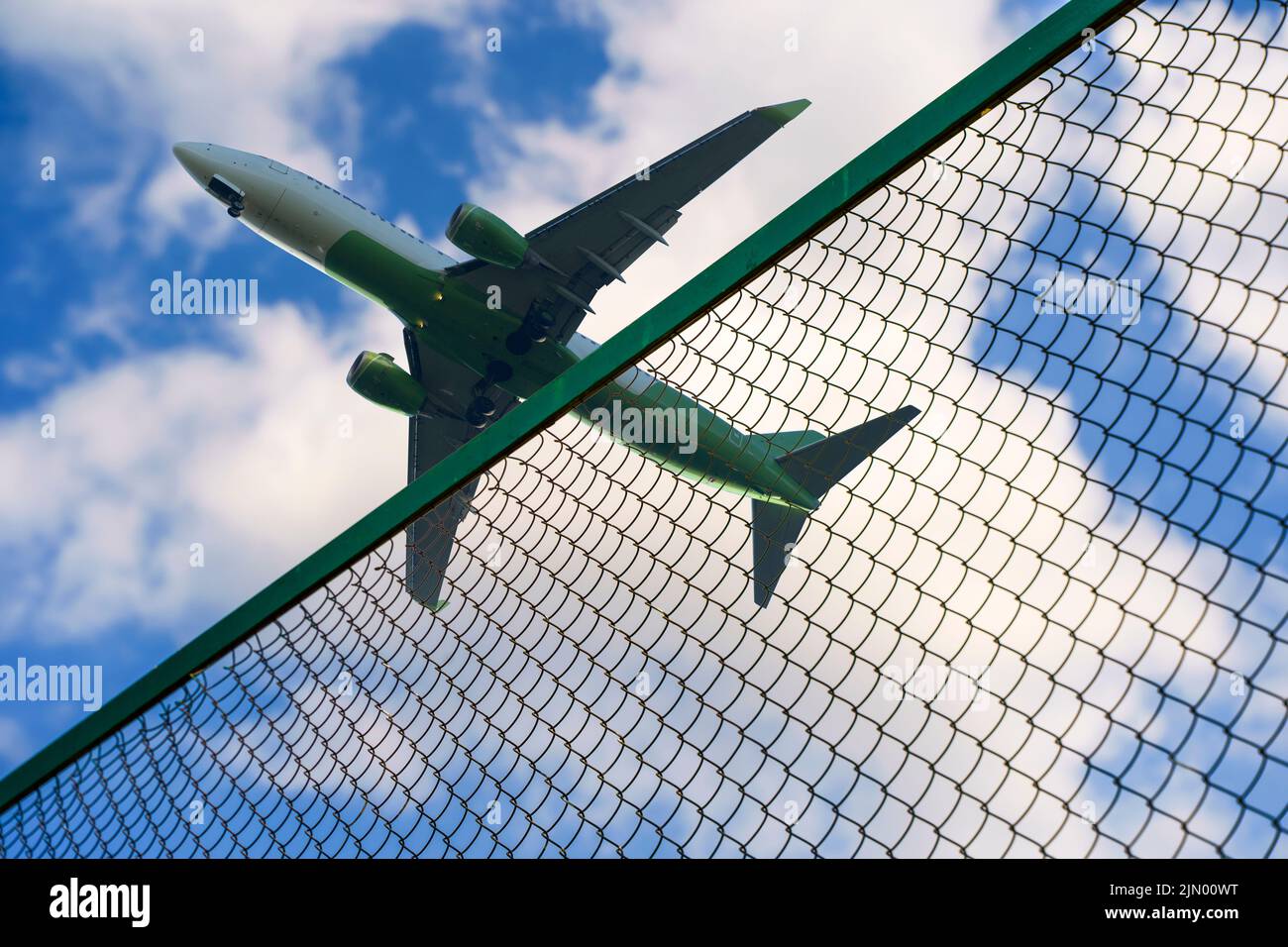 Airplane taking off and fence hi-res stock photography and images - Alamy