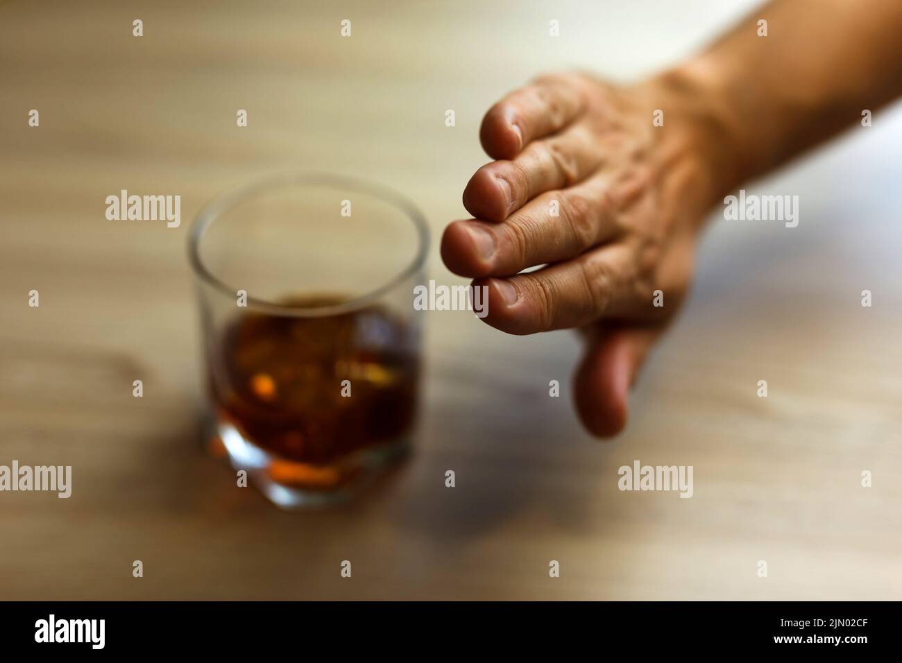 Hands lock chain a glass of whiskey To stop drinking Stock Photo - Alamy