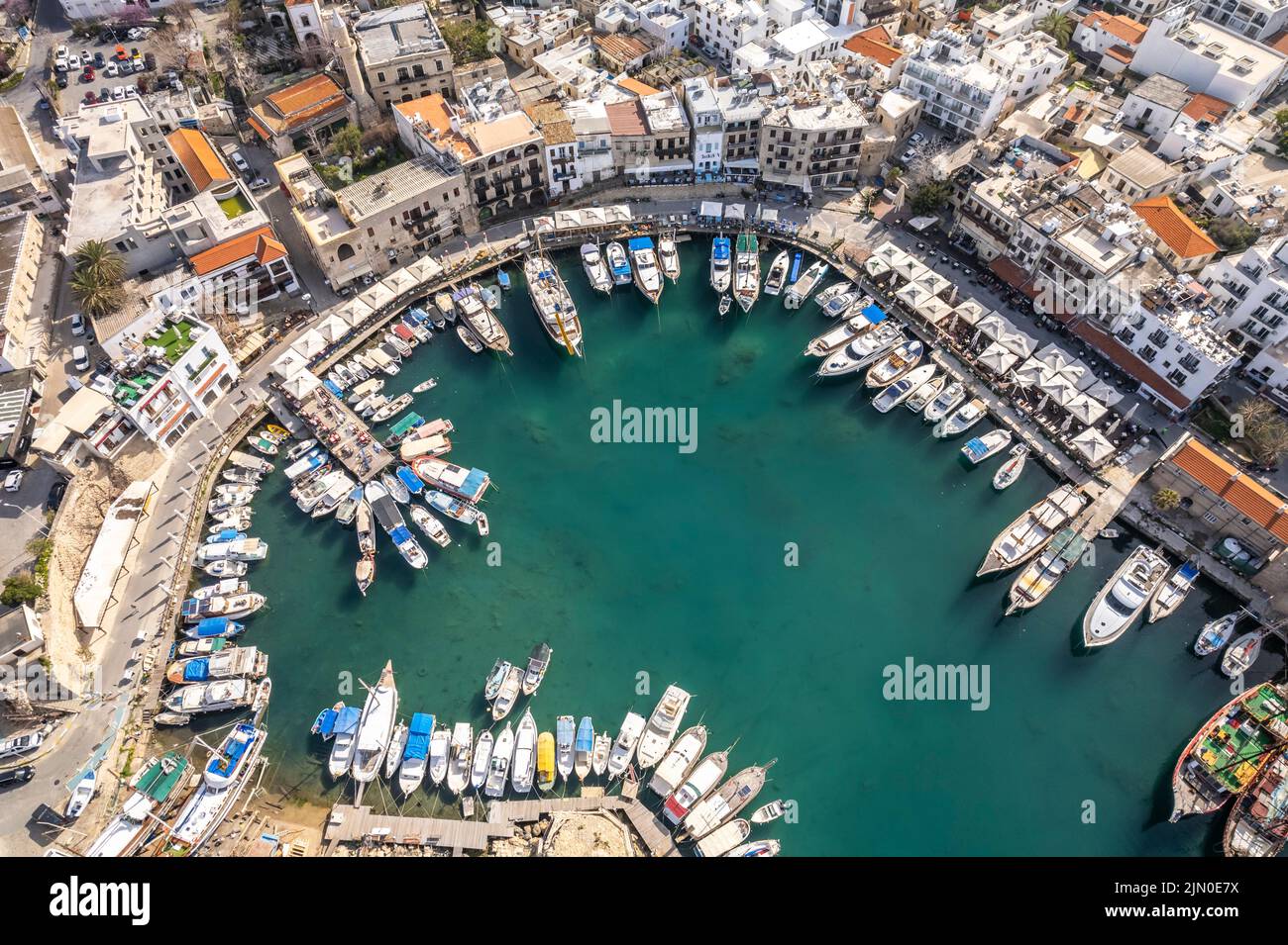 Der Hafen von Kyrenia oder Girne aus der Luft, Türkische Republik ...
