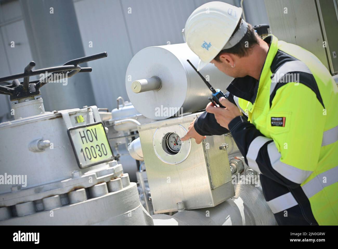 Underriding, Deutschland. 08th Aug, 2022. Gas storage tanks fill up ...