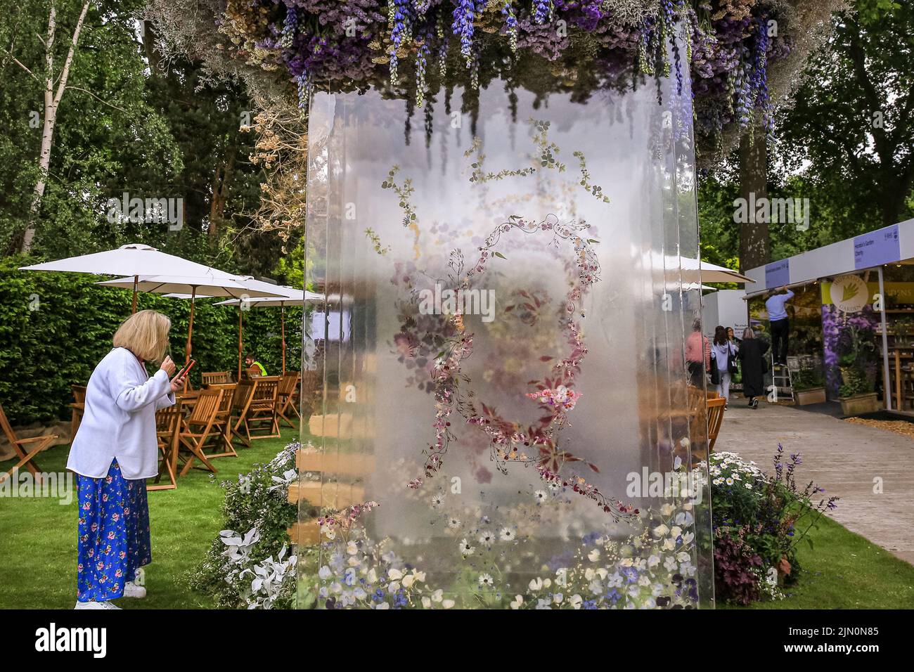 Chelsea Flower Show, Veevers Carter Natural Perspective Gardens with a ...