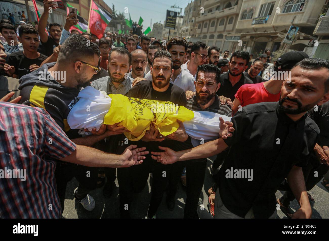 Jabalia, Palestinian Territories. 08th Aug, 2022. Palestinian mourners ...
