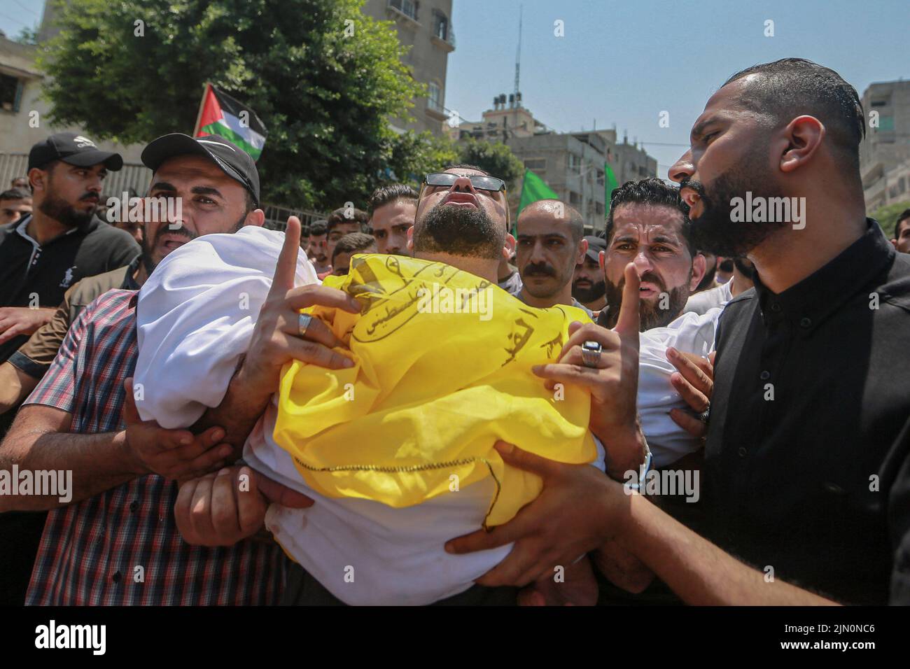 Jabalia, Palestinian Territories. 08th Aug, 2022. Palestinian mourners ...