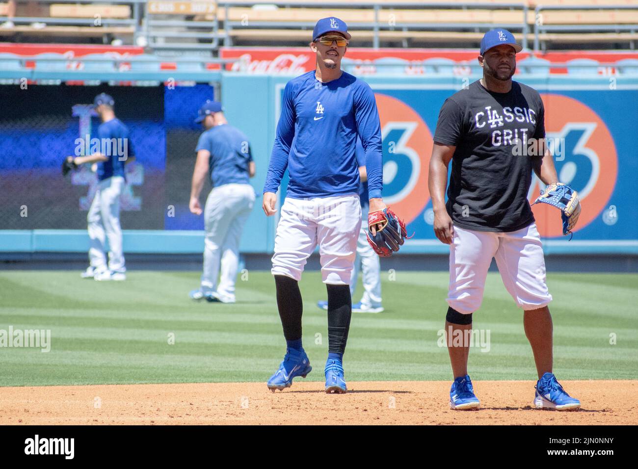 Los Angeles Dodgers third baseman Miguel Vargas (71) and second baseman ...