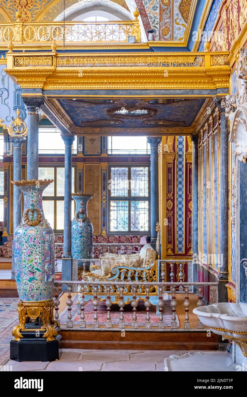 Interior of Topkapi Palace, detail and decoration of the castle ...