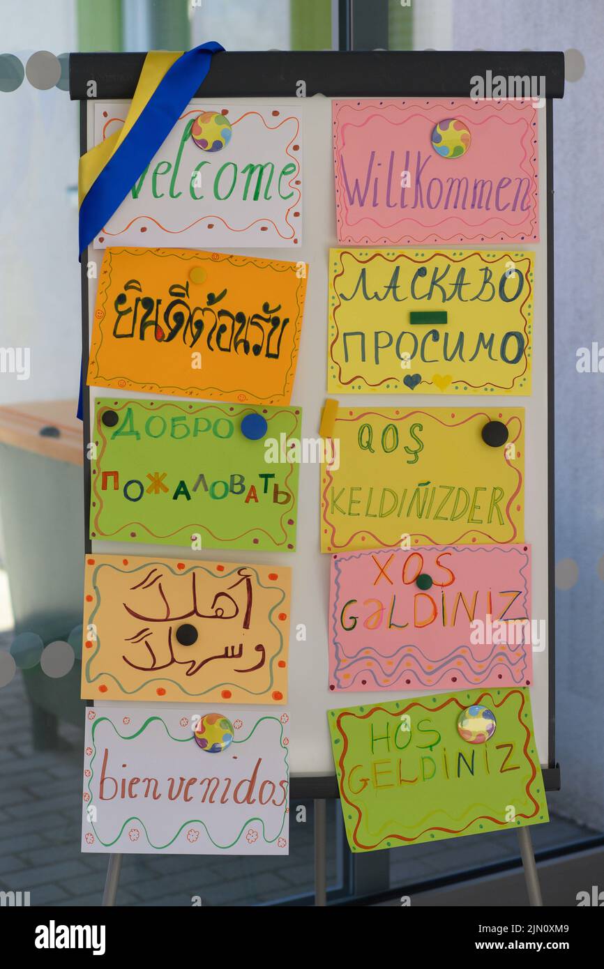 Welcome signs languages hi-res stock photography and images - Alamy