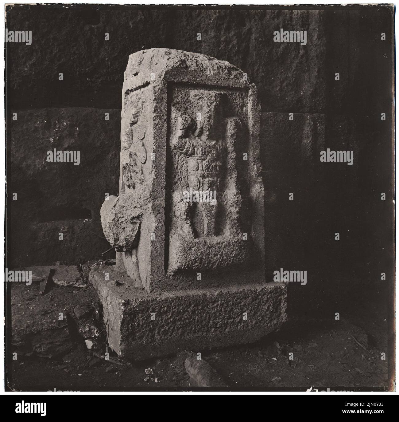 Unknown photographer, grave stele in Baalbek (without dat.): View ...