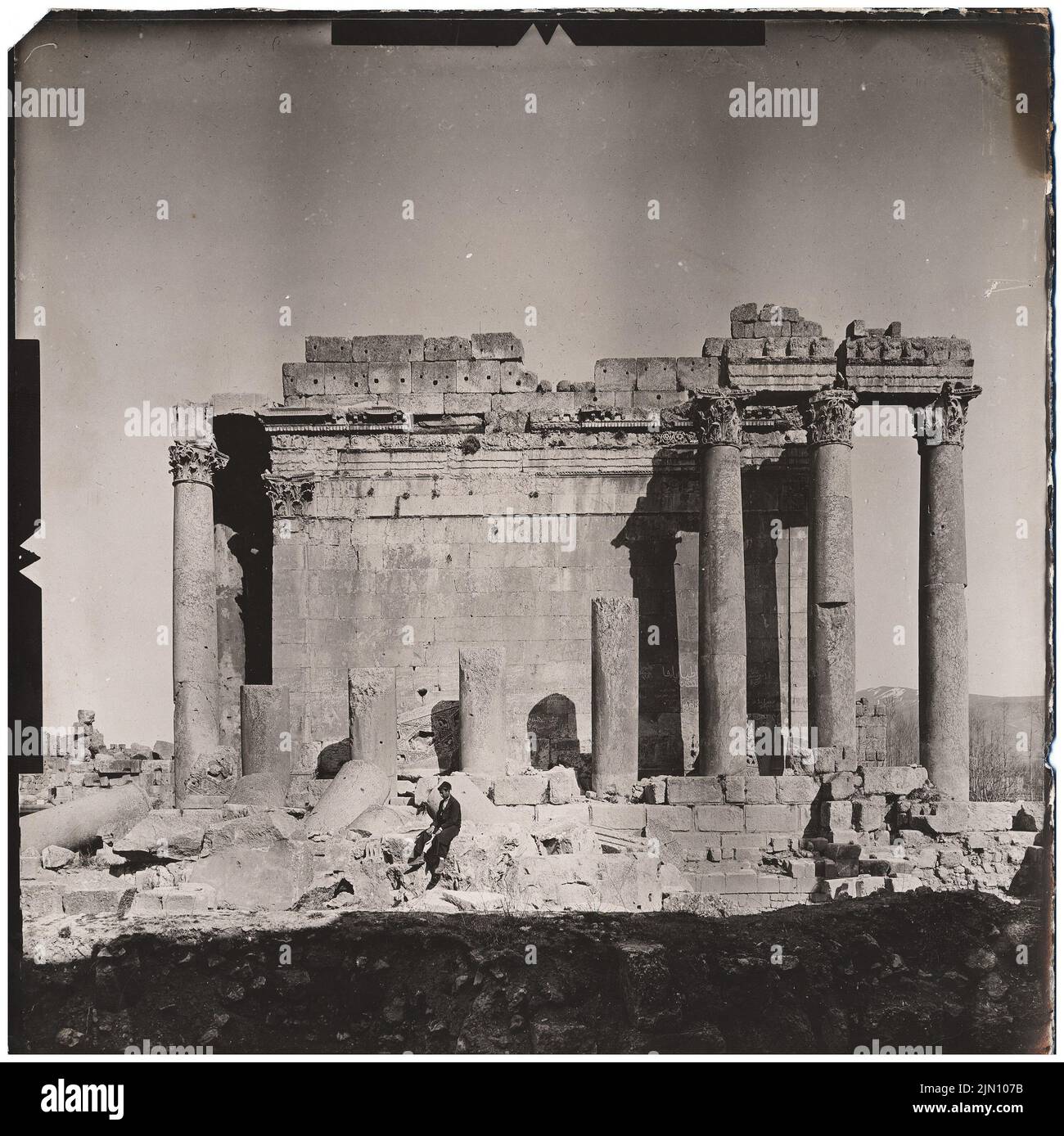 Monument in ruins Cut Out Stock Images & Pictures - Alamy