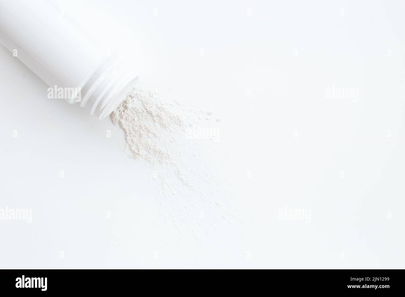 Talcum powder in container. Spilled white powder Stock Photo - Alamy