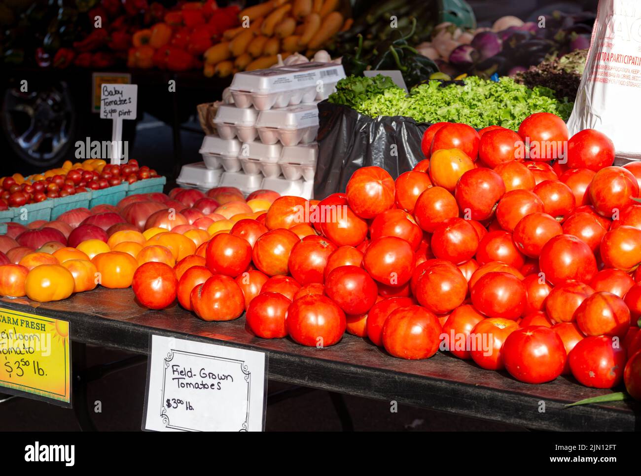 Display of fresh tomatoes hi-res stock photography and images - Alamy
