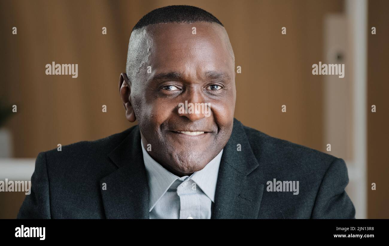 Older gentleman in the workplace hi-res stock photography and images ...