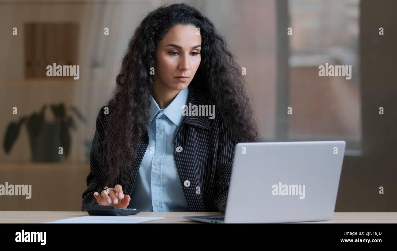 Accountant analyst hi-res stock photography and images - Alamy