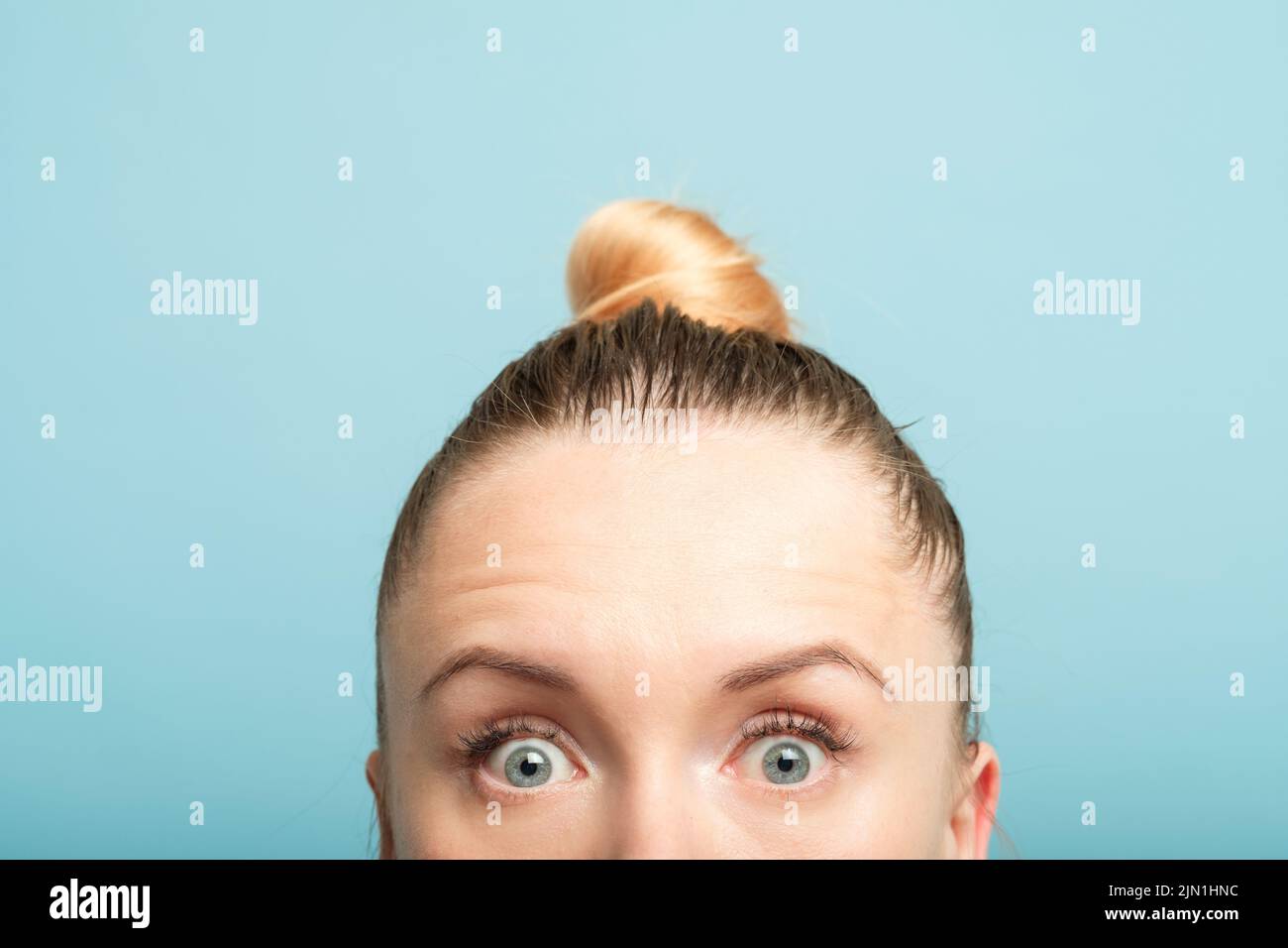 amazed surprised woman face wide open eyes peeking Stock Photo - Alamy