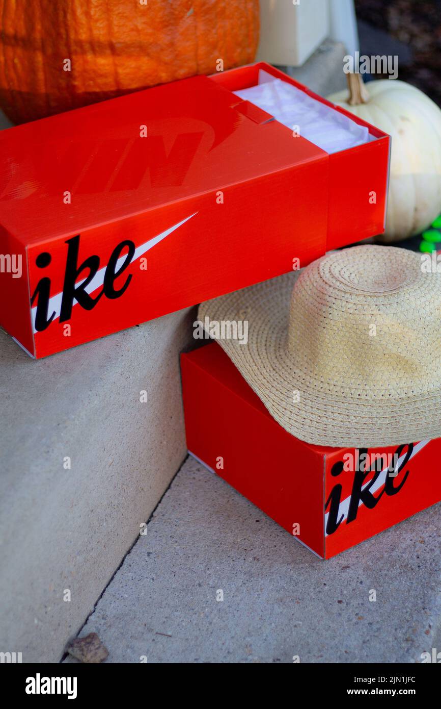 Hat boxes hi-res stock photography and images - Alamy