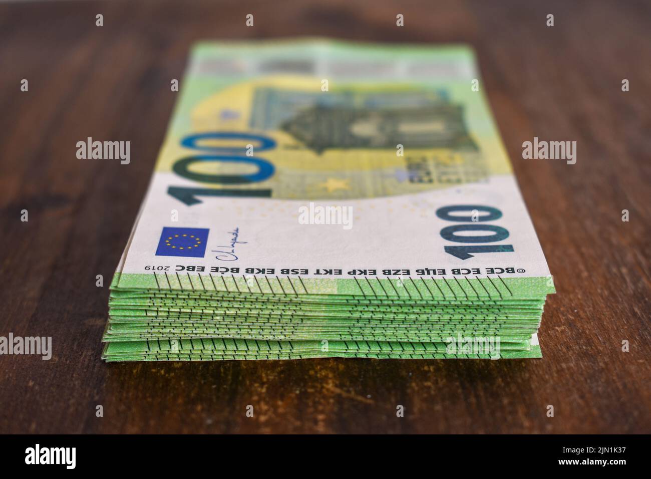 Pile of euros 100 notes hi-res stock photography and images - Alamy