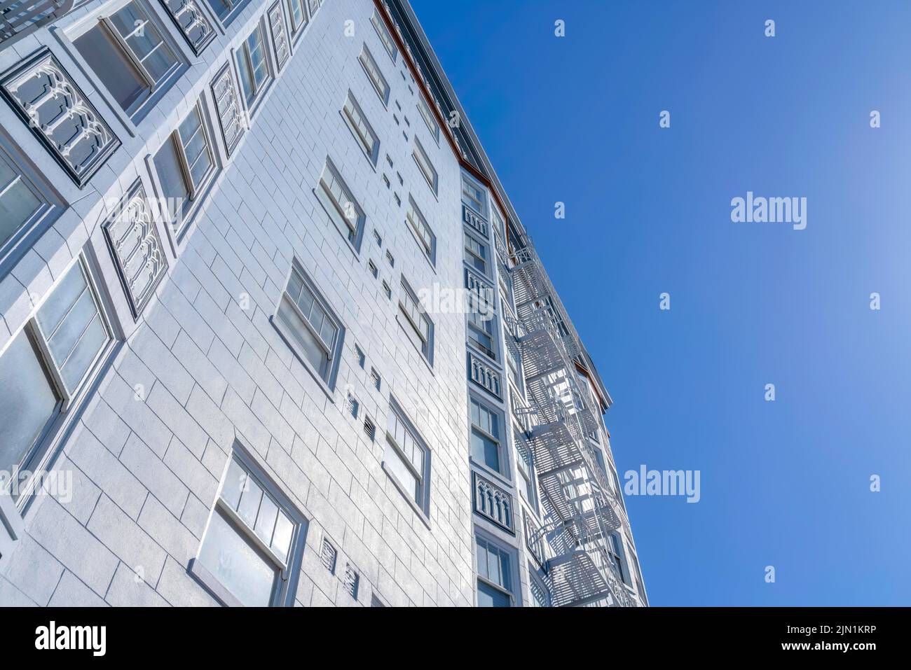 View of a multi-storey apartment building from below in San Francisco ...