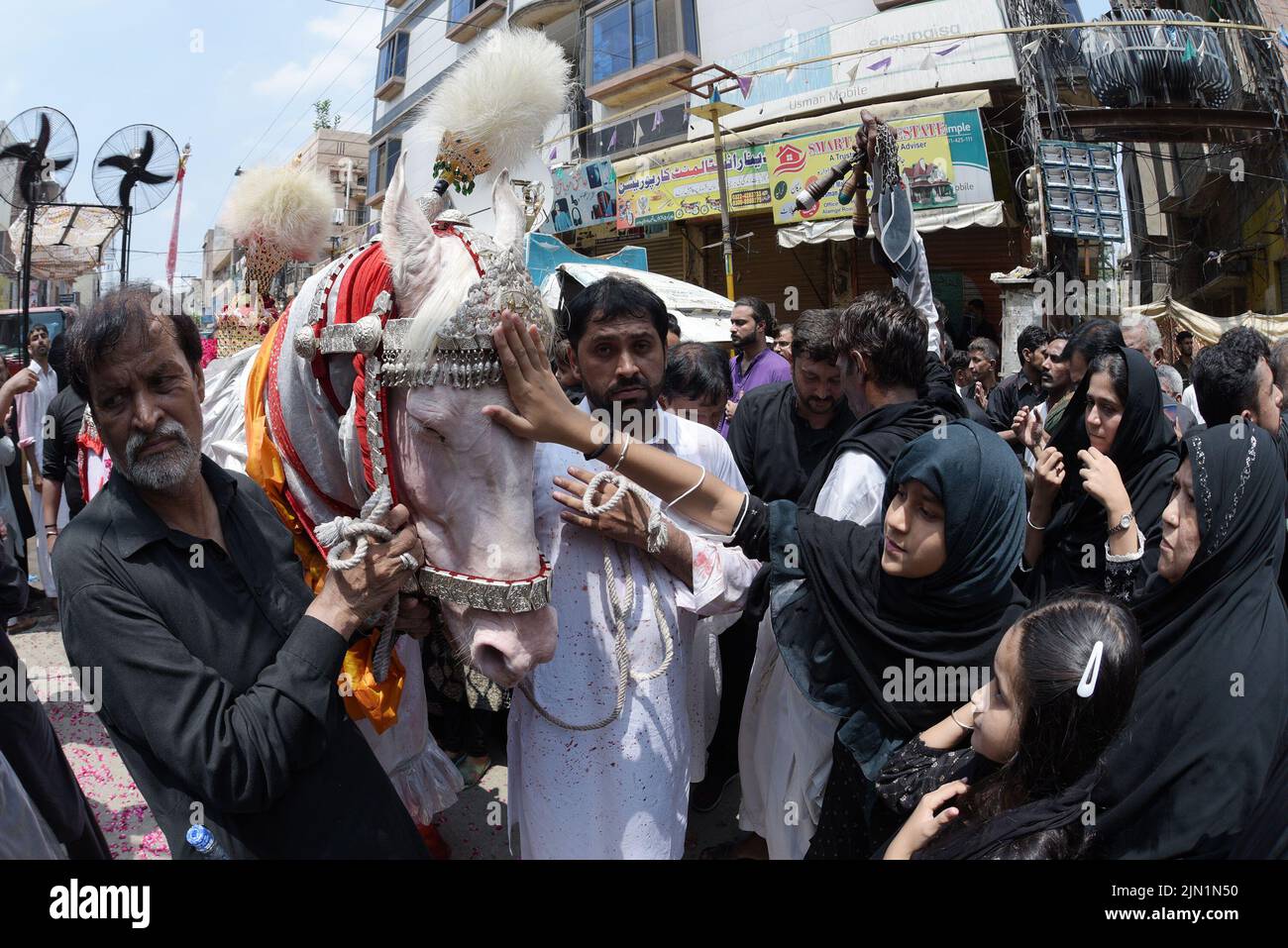 Lahore, Pakistan. 08th Aug, 2022. Pakistani Shiite Muslim mourners self ...