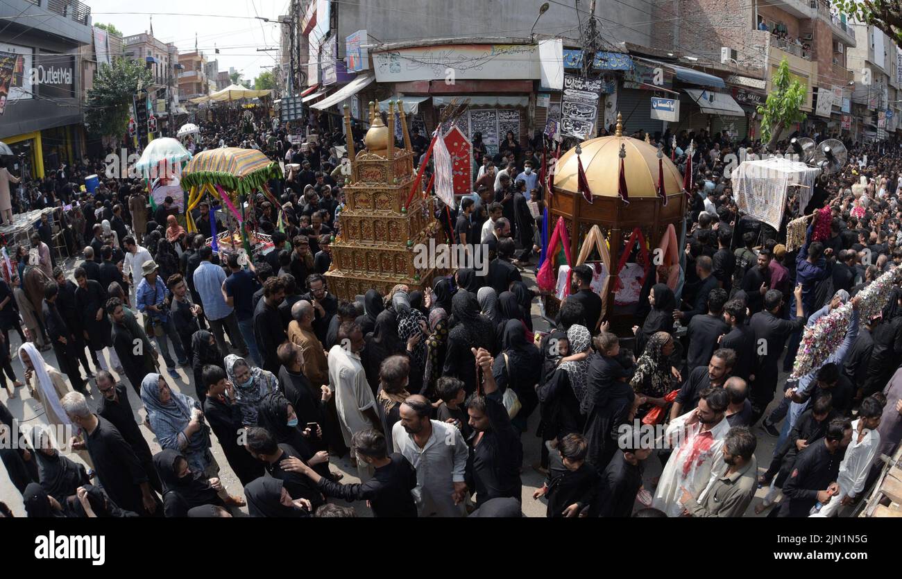 Lahore, Pakistan. 08th Aug, 2022. Pakistani Shiite Muslim mourners self ...