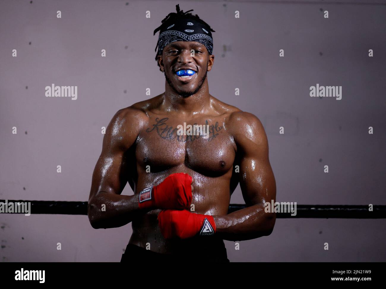 Ksi poses hi-res stock photography and images - Alamy