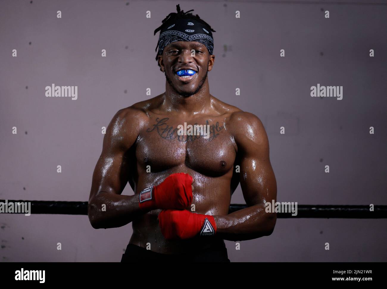 Ksi poses hi-res stock photography and images - Alamy