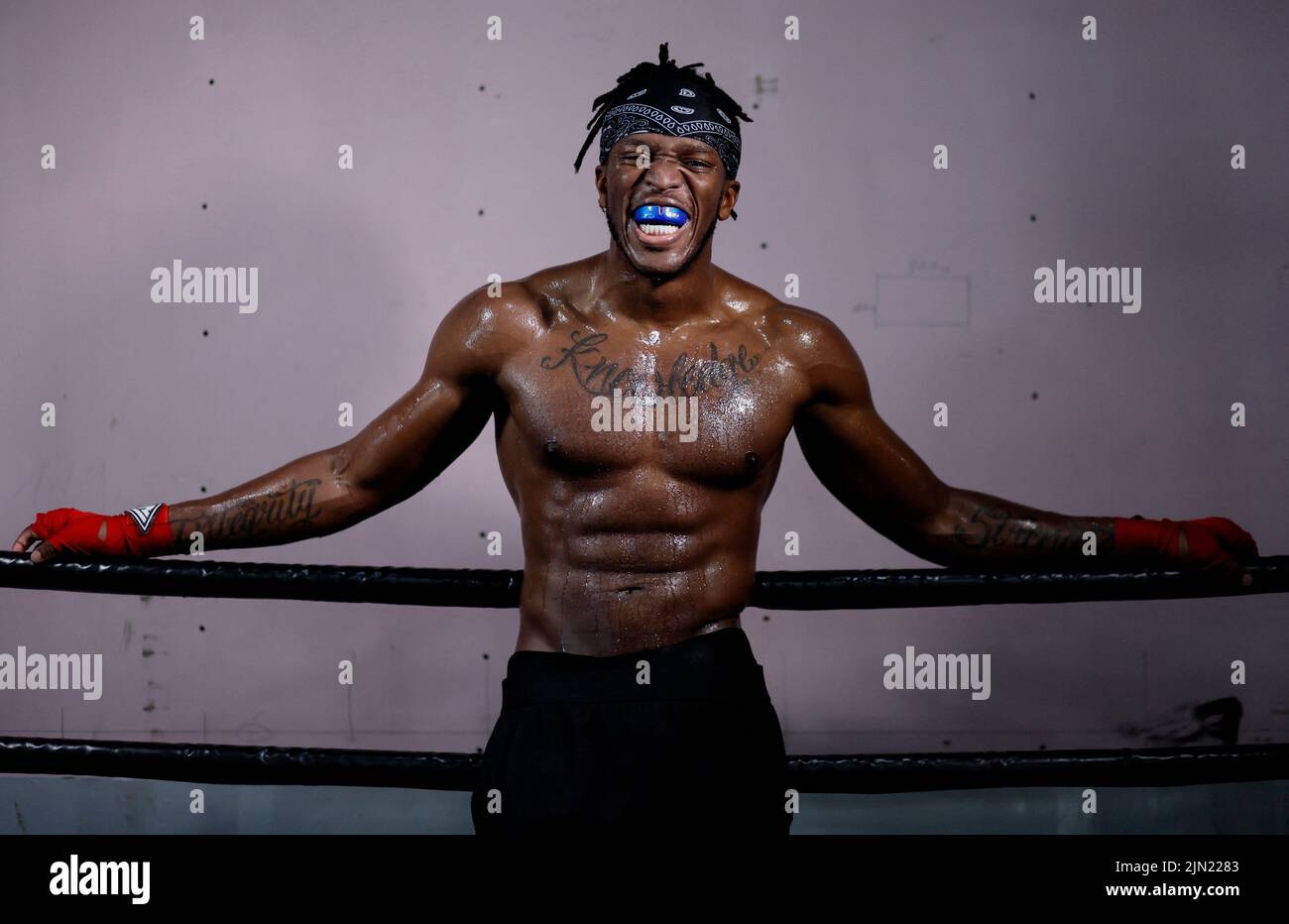 Ksi poses hi-res stock photography and images - Alamy