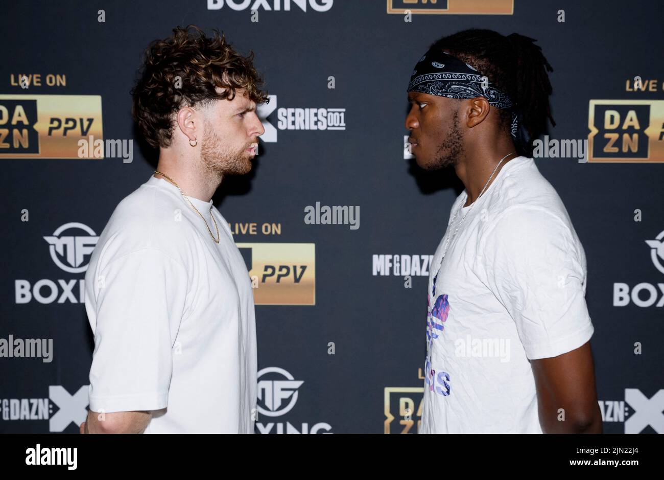 Ksi poses hi-res stock photography and images - Alamy