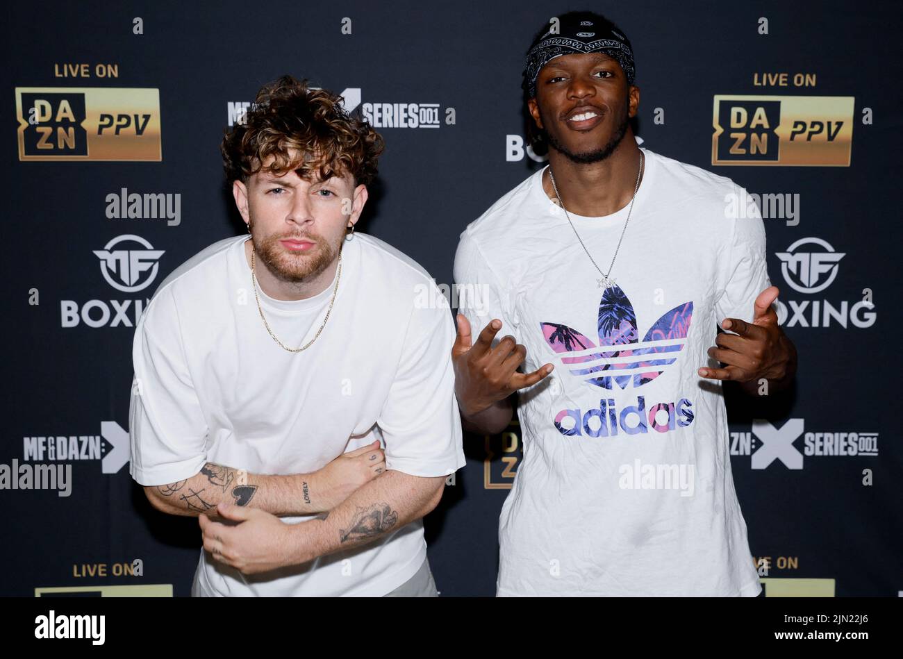 Ksi poses hi-res stock photography and images - Alamy