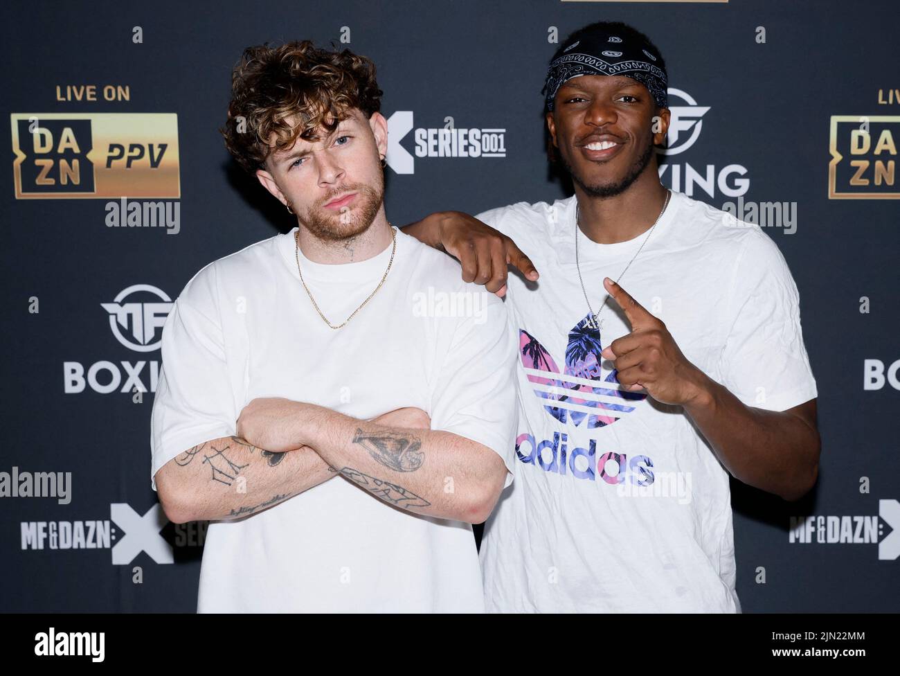 Ksi poses hi-res stock photography and images - Alamy