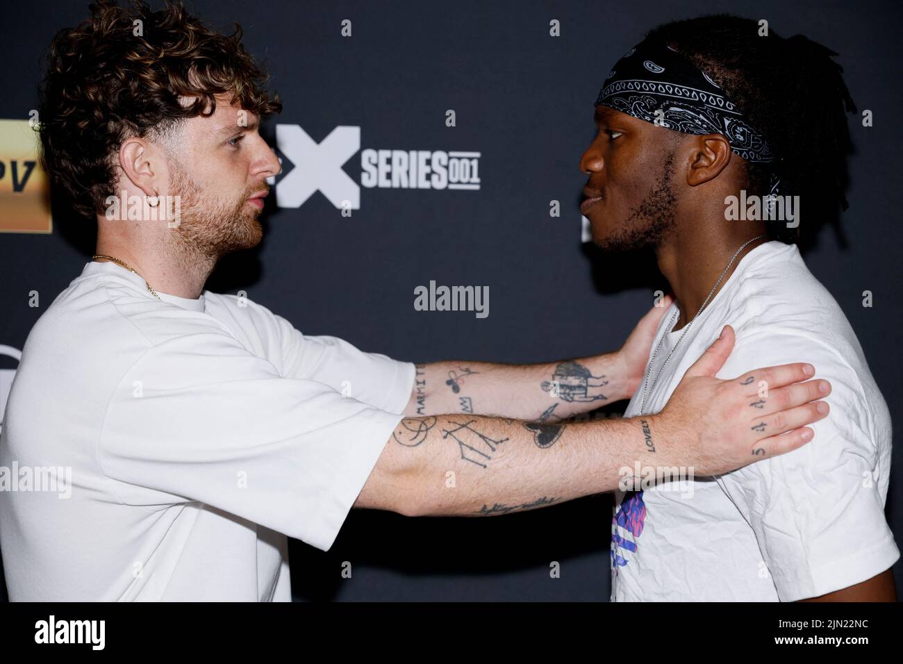 Ksi poses hi-res stock photography and images - Alamy