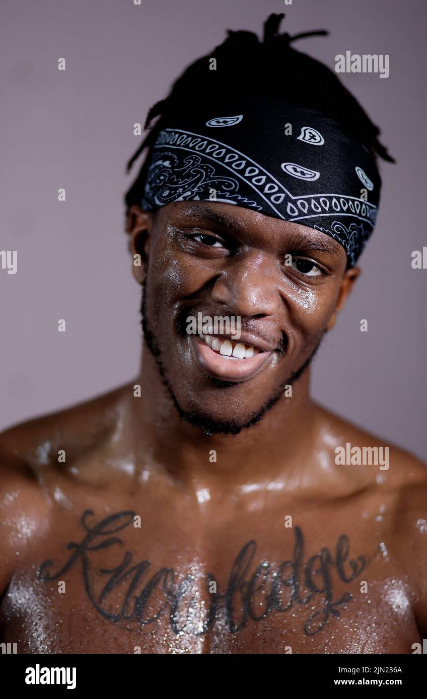 Ksi poses hi-res stock photography and images - Alamy