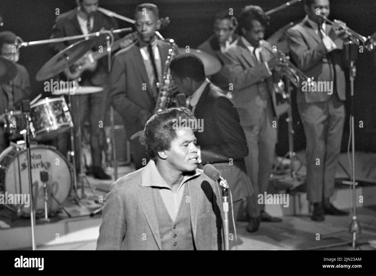 James brown singer 1966 hi-res stock photography and images - Alamy