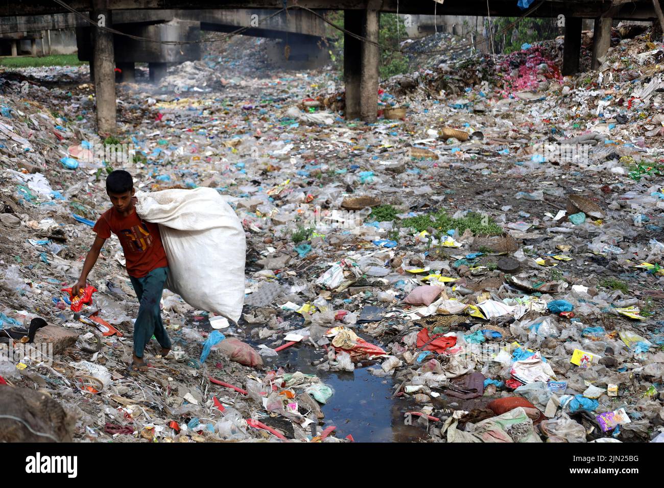 Dhaka, Bangladesh. 8th Aug, 2022. Dhaka's rivers and canals are filled ...