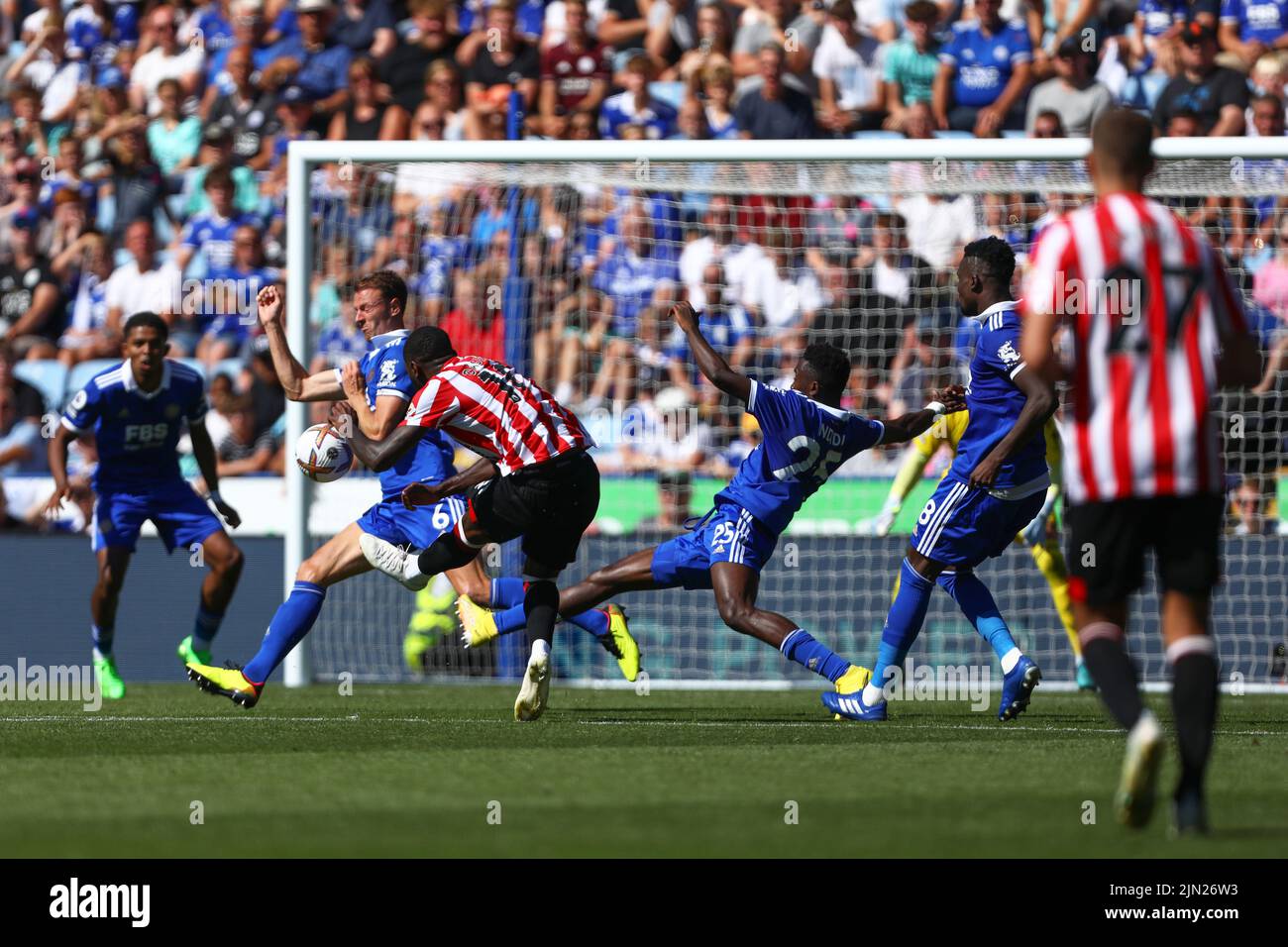 Josh Dasilva of Brentford scores the equalising goal to make it 2-2 ...
