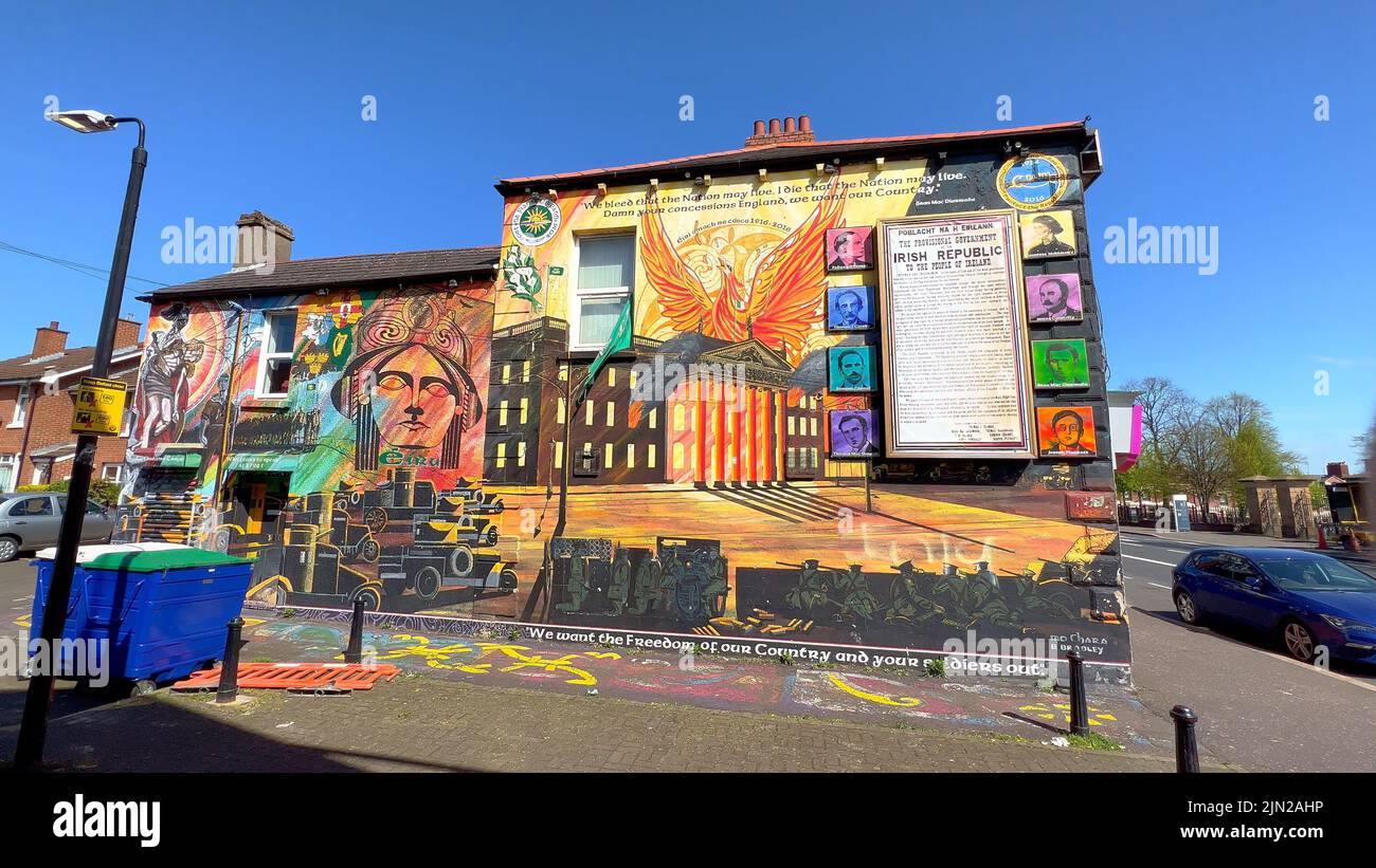 The famous Wall Murals of Belfast on the houses and Peace Wall ...