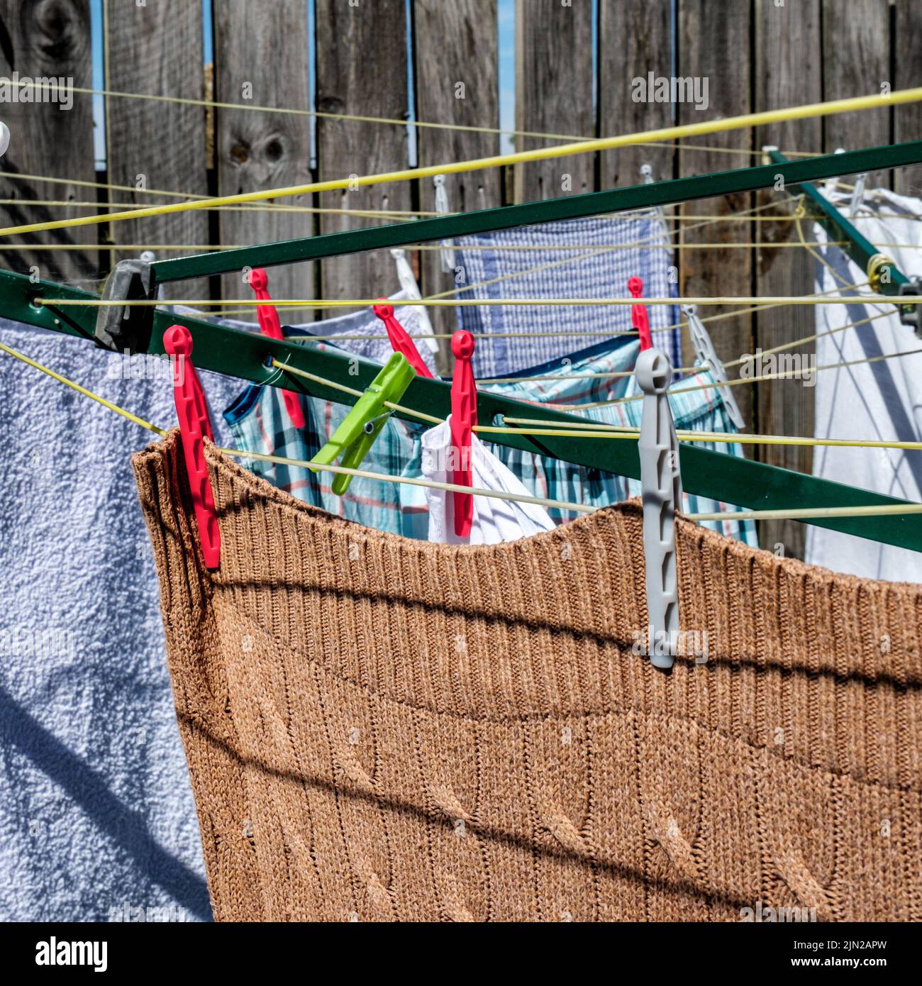 Washing line with no clothes hi-res stock photography and images - Alamy