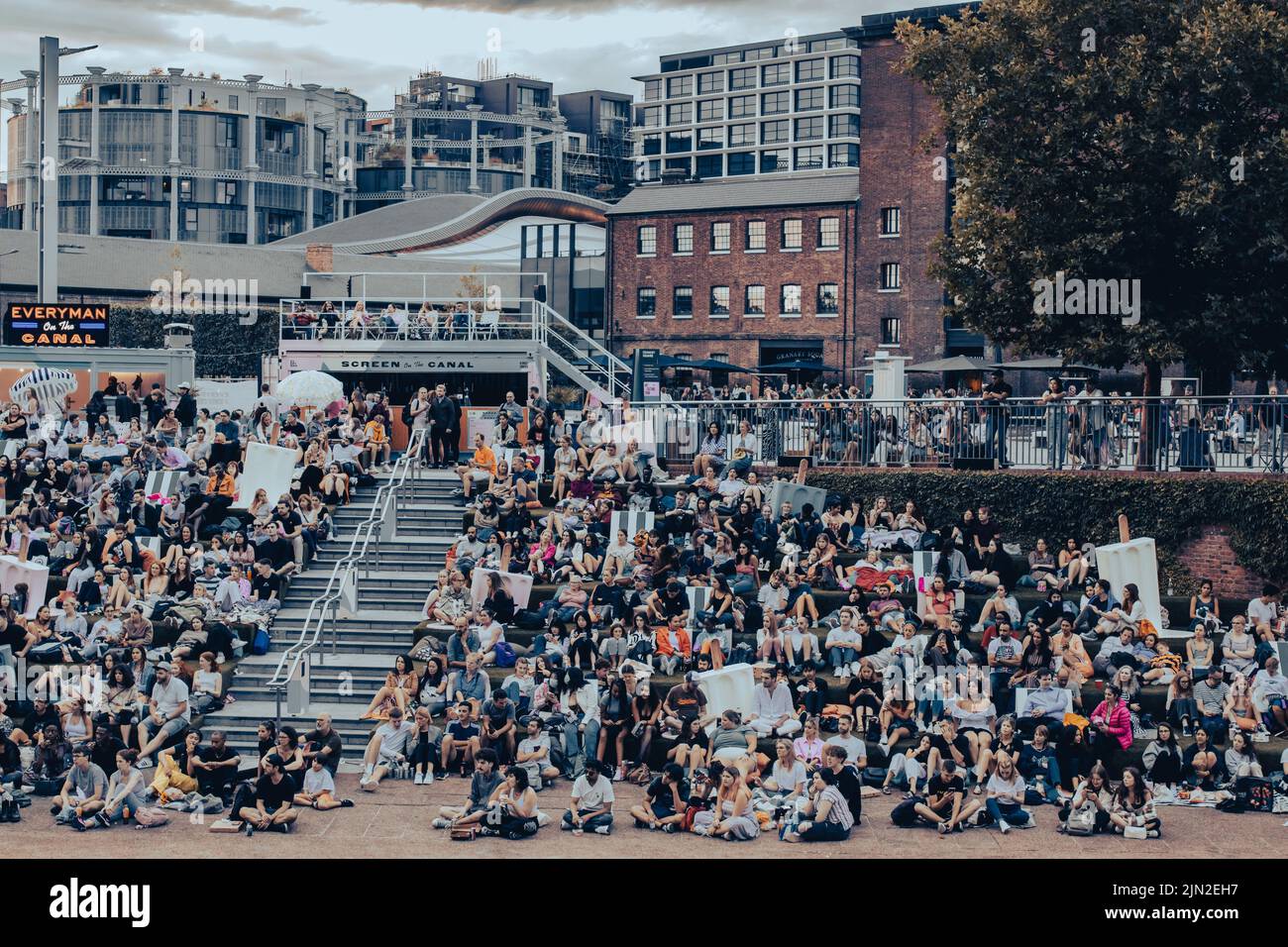 Cinema seats people hi-res stock photography and images - Alamy
