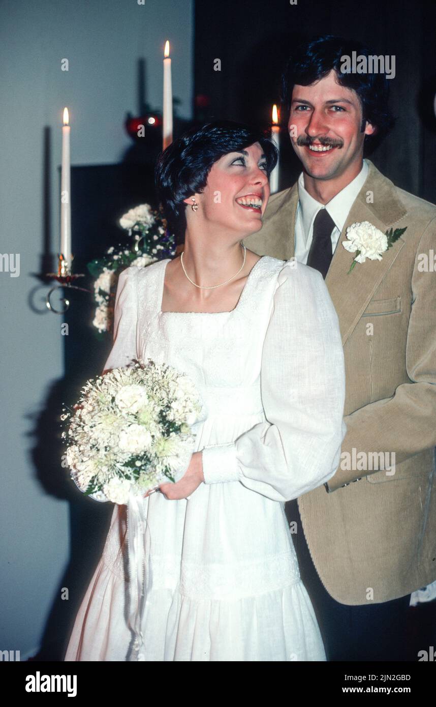 Wedding couple 1970s hi-res stock photography and images - Alamy