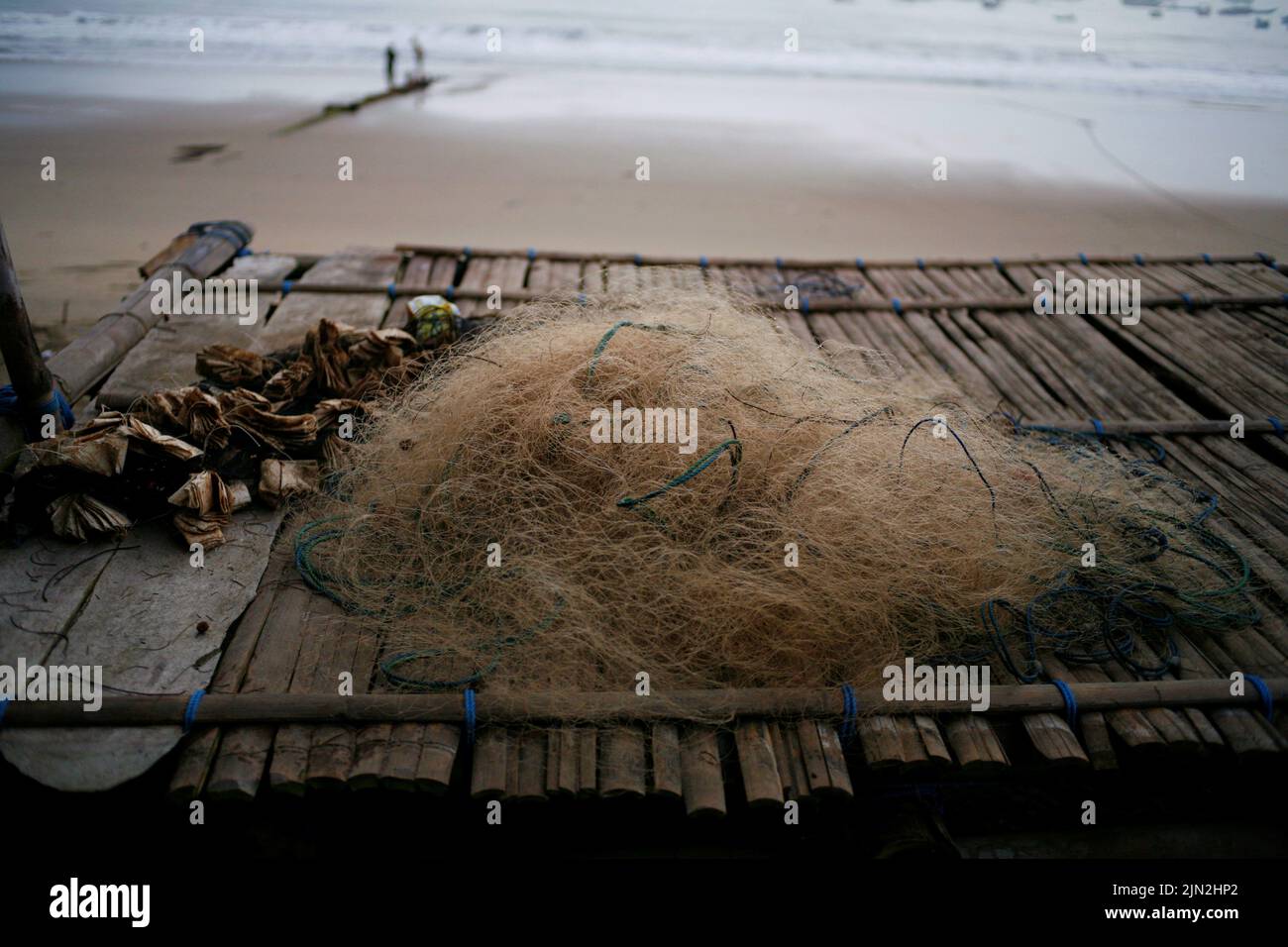 Fisherman weaving fishing net hi-res stock photography and images - Alamy