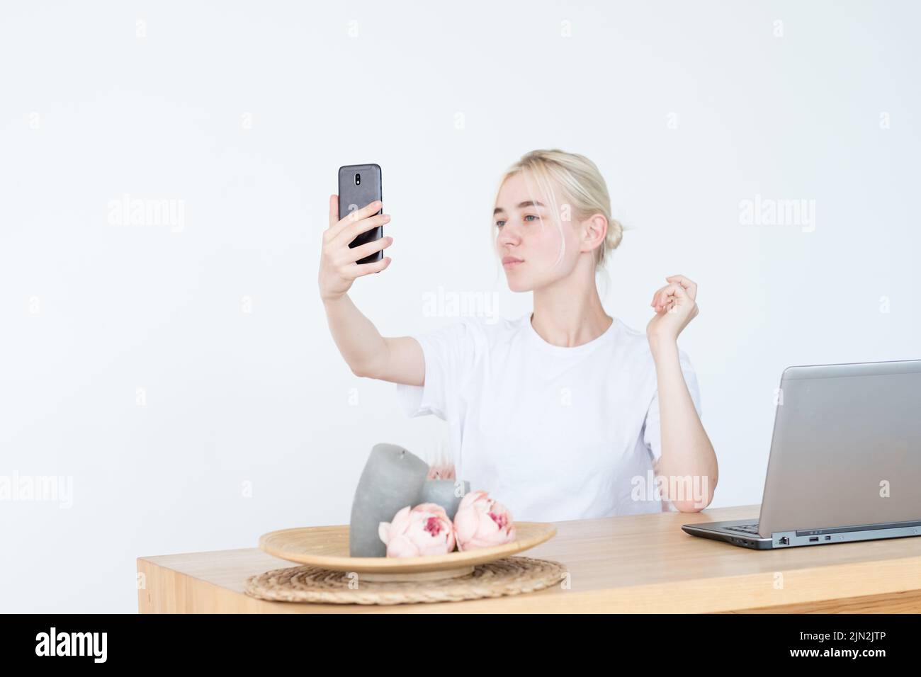 Idle woman hi-res stock photography and images - Alamy