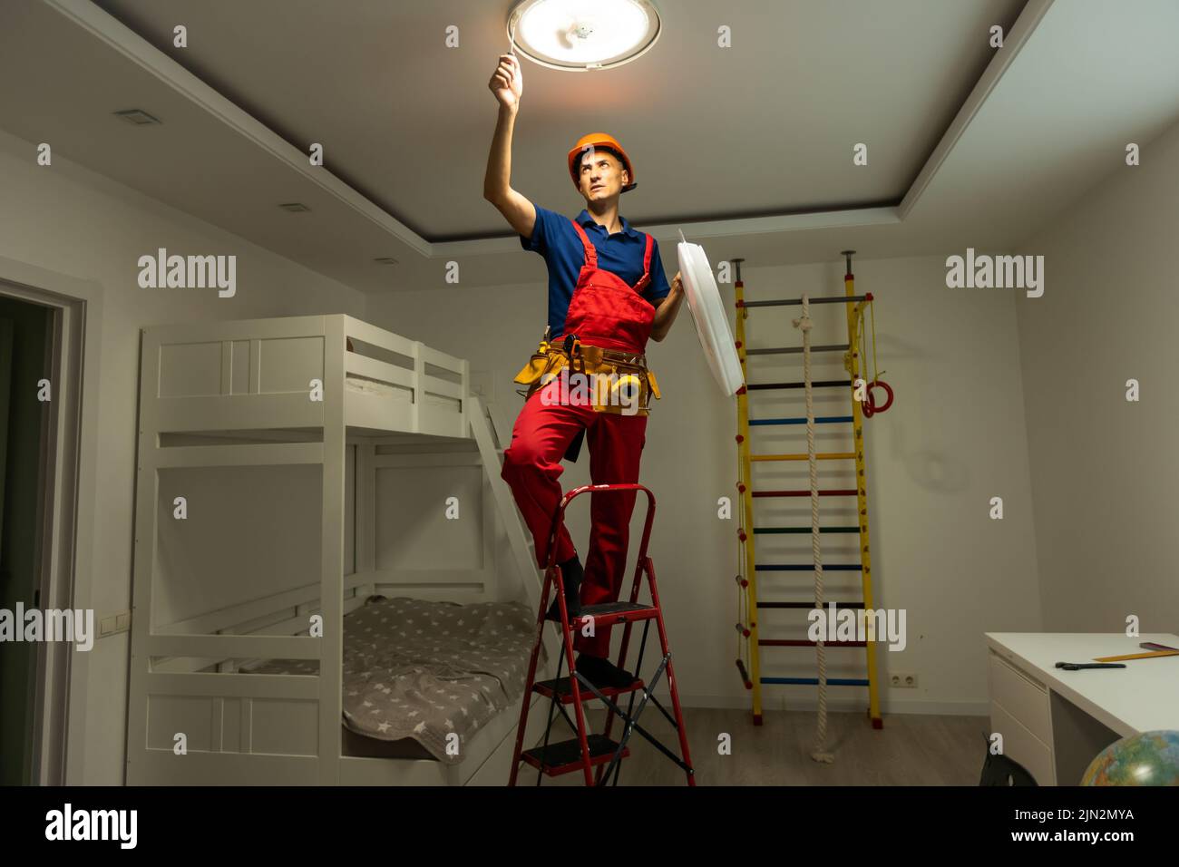 Man replaces light bulb hi-res stock photography and images - Alamy