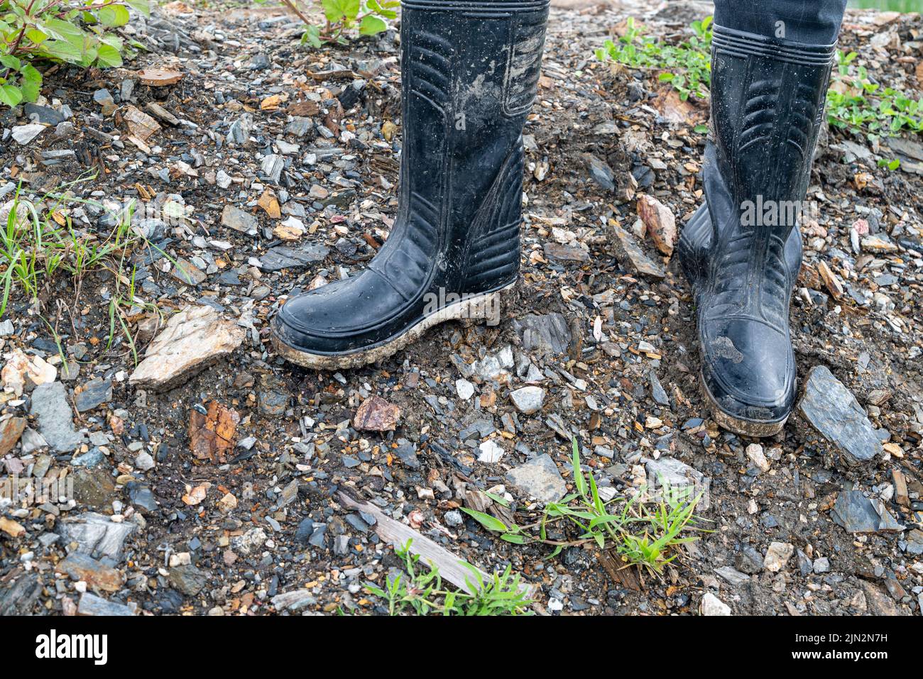 Worker's dusty boots. A labor wearing work boots Stock Photo - Alamy