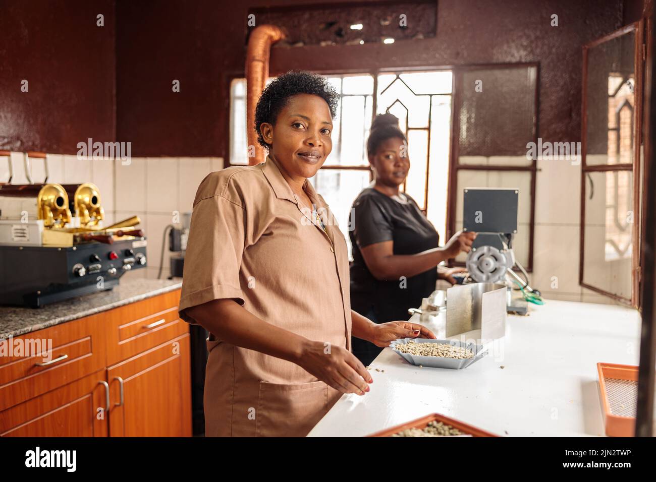 Hands sorting coffee beans hi-res stock photography and images - Alamy