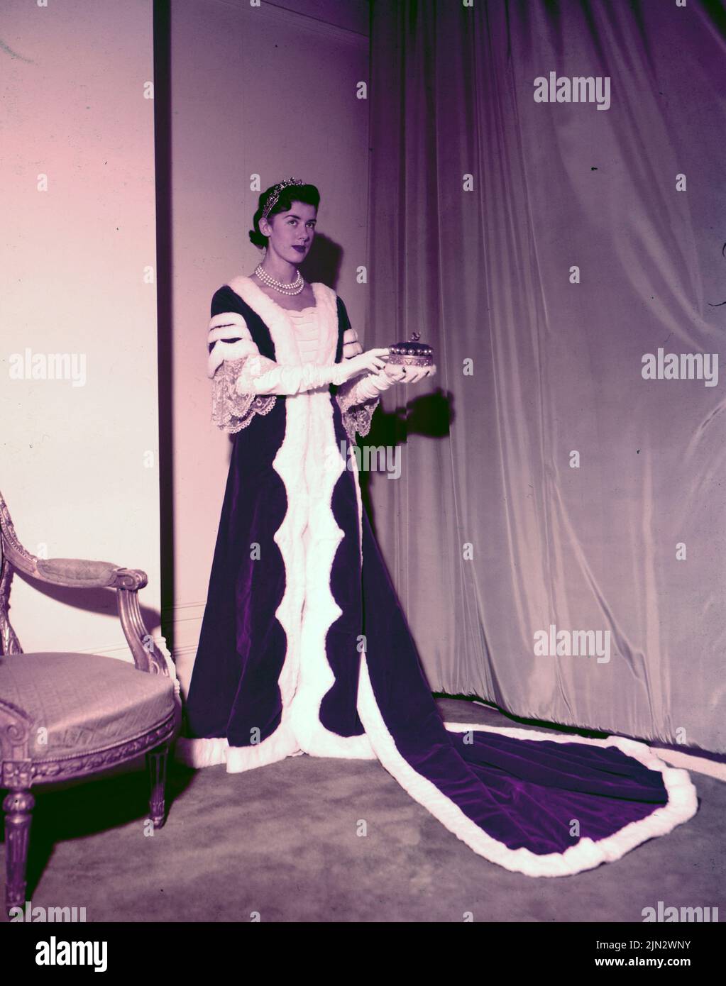 1953, London, England, United Kingdom: Cutting out the scarlet velvet ...