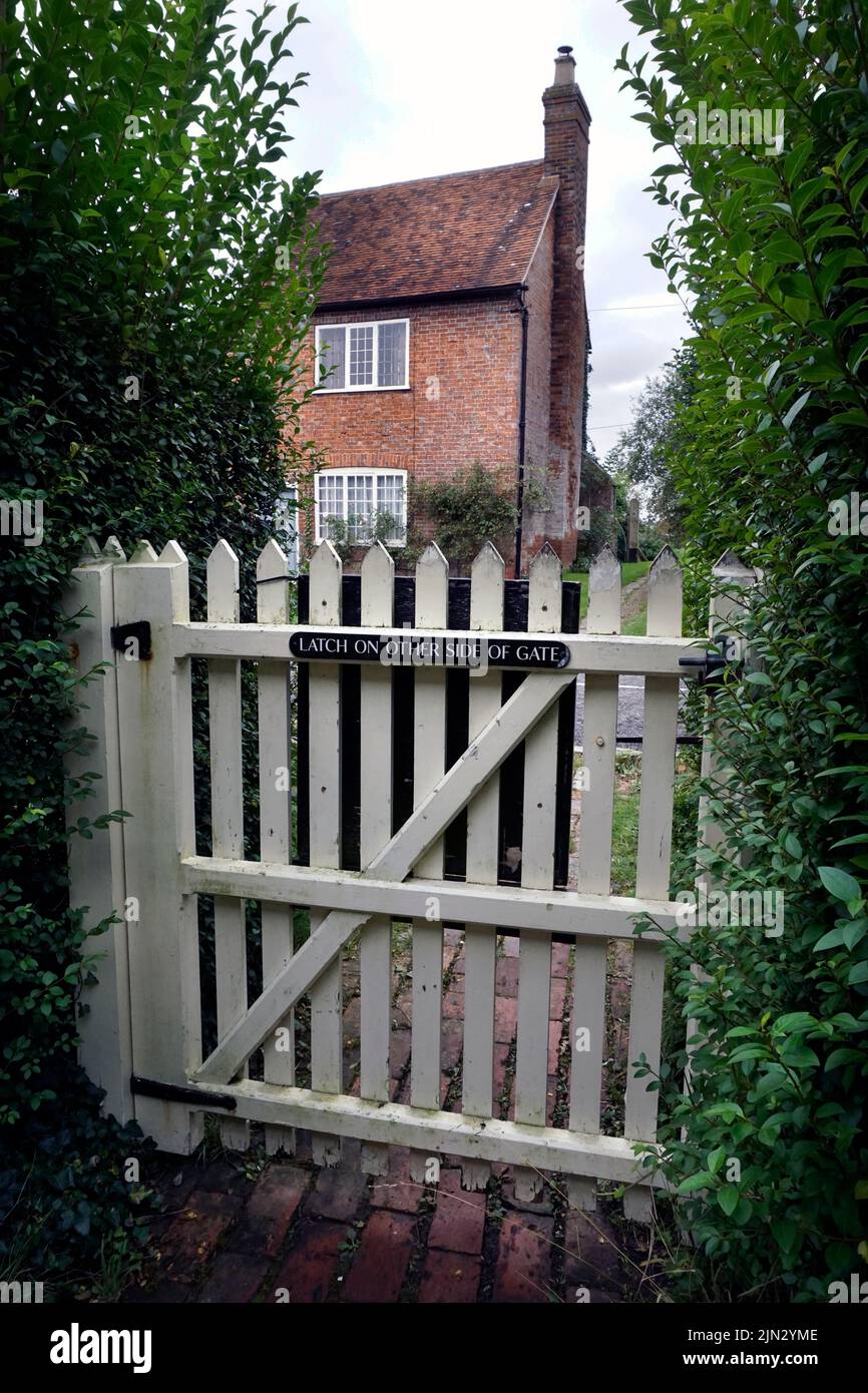 isolated rural country cottage kent england Stock Photo - Alamy