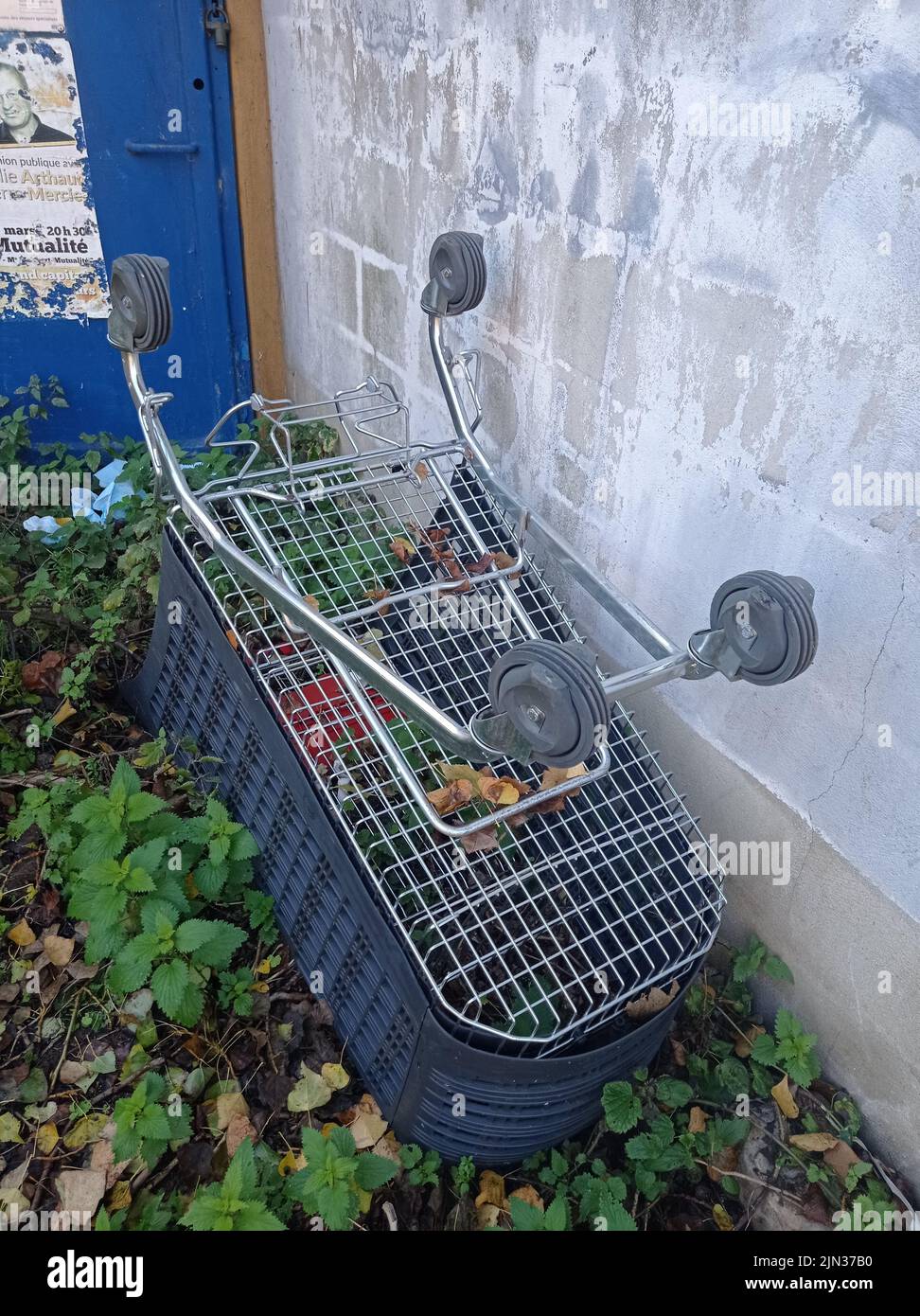 Un chariot de supermarché renversé et abandonné, France Stock Photo - Alamy