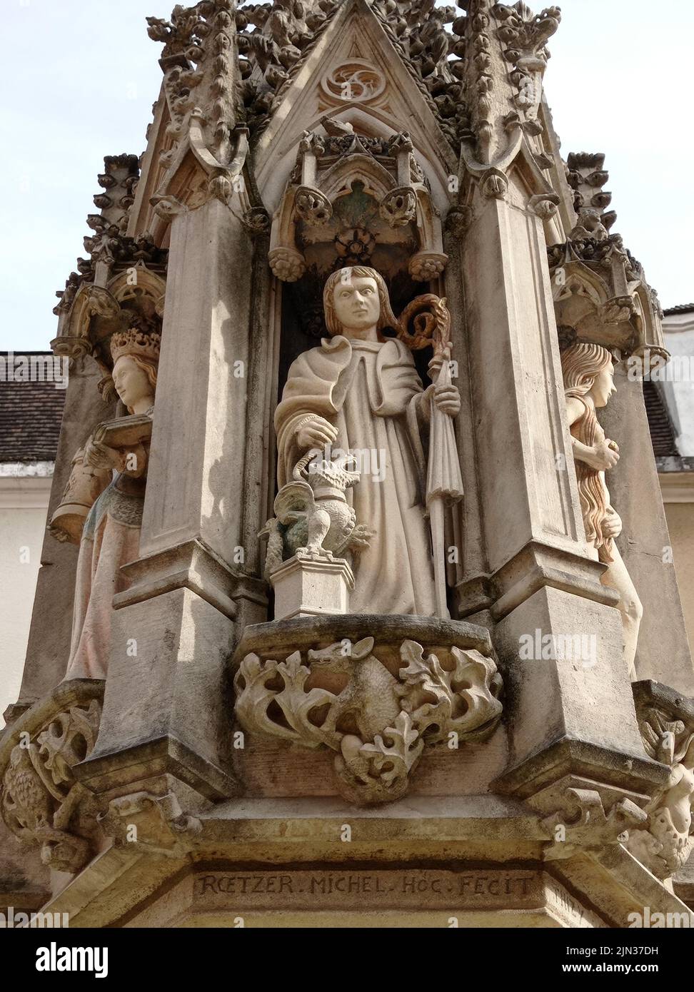 Personnages de la vieille fontaine de Saint Florentin, Yonne, Bourgogne ...